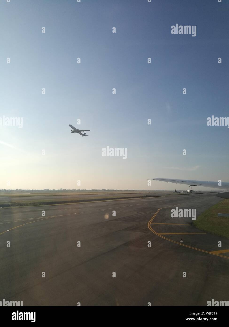 Airplane taking off runway hi-res stock photography and images - Alamy
