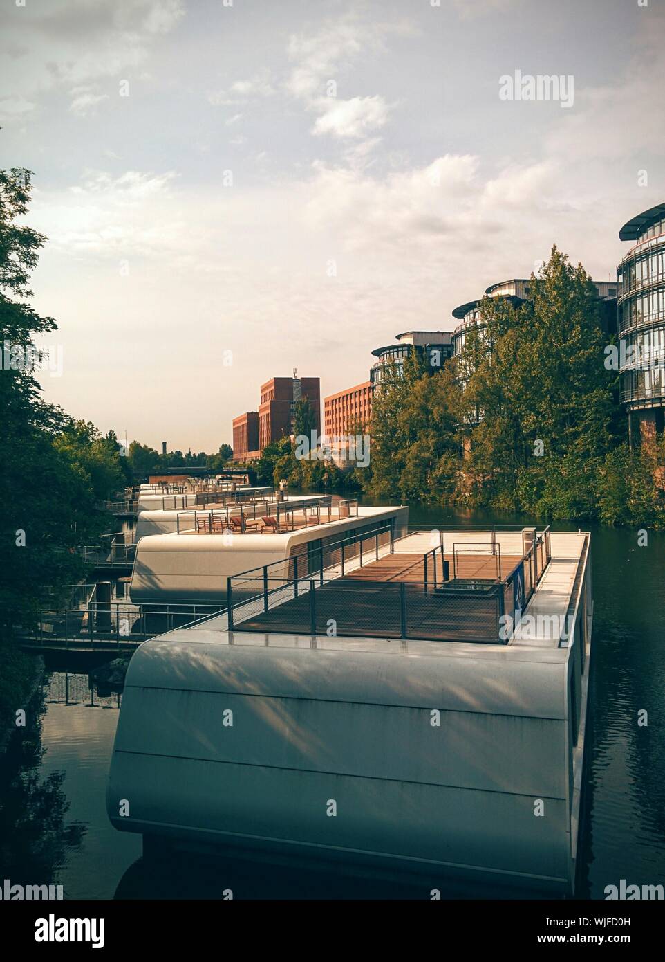 Modern waterfront houses hi-res stock photography and images - Alamy