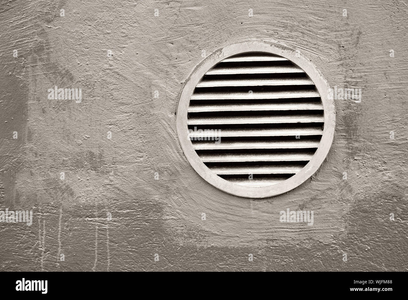 The round lattice on uneven grunge wall Stock Photo - Alamy