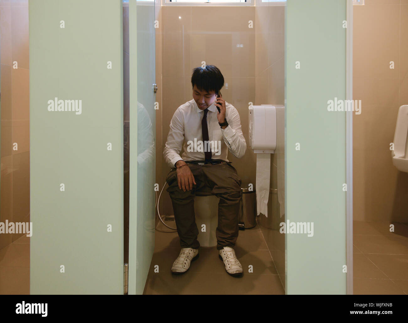 Man phone toilet hi-res stock photography and images - Alamy