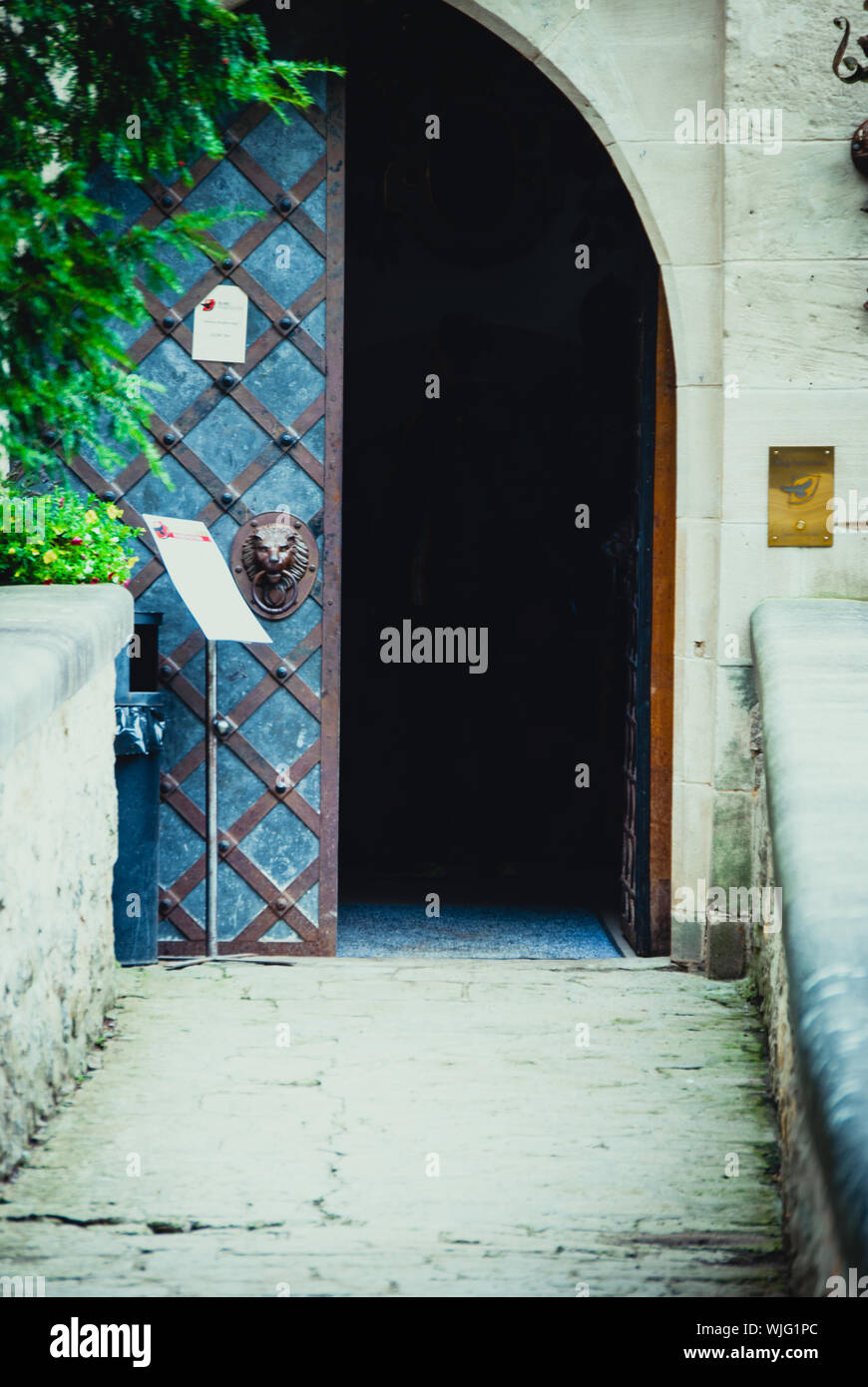 Doors open entrance hi-res stock photography and images - Alamy