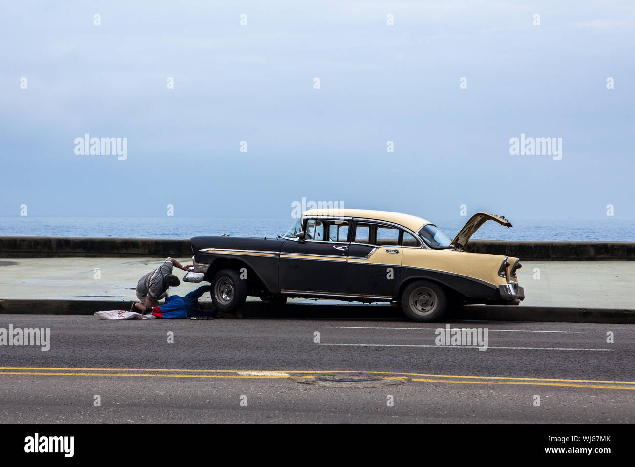 Man fixing his car hi-res stock photography and images - Alamy