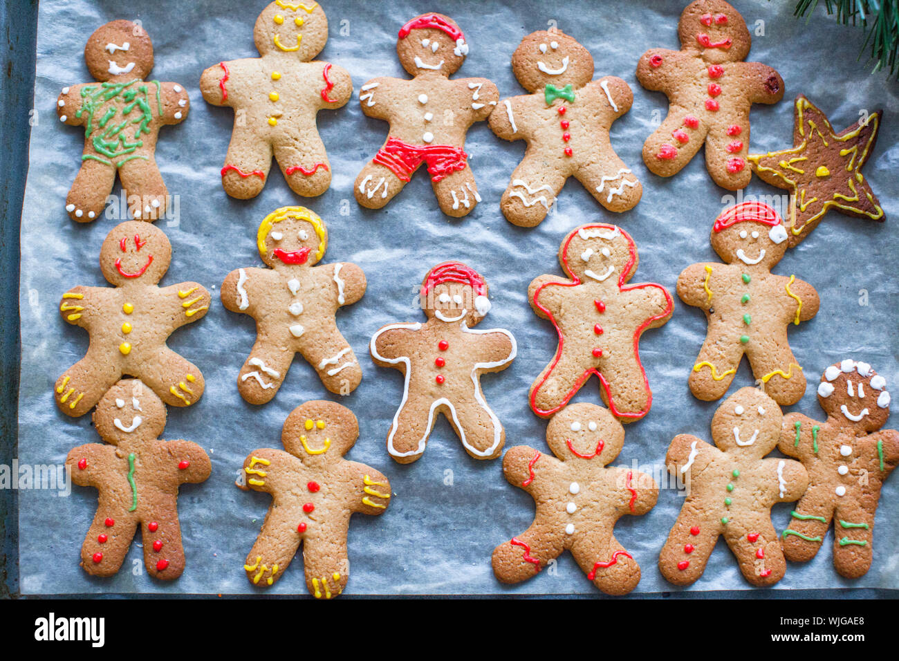 Close-up Raw gingerbread men with glaze on a baking sheet Stock Photo ...