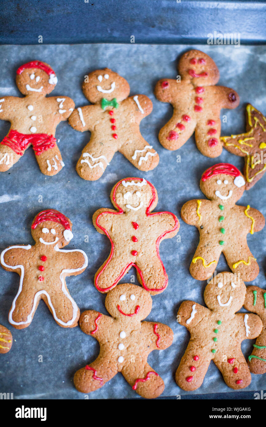 Raw gingerbread men with glaze on a baking sheet Stock Photo - Alamy