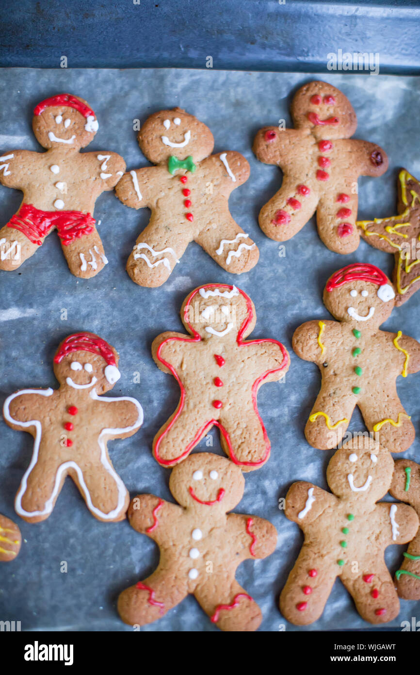 Close-up Raw gingerbread men with glaze on a baking sheet Stock Photo ...