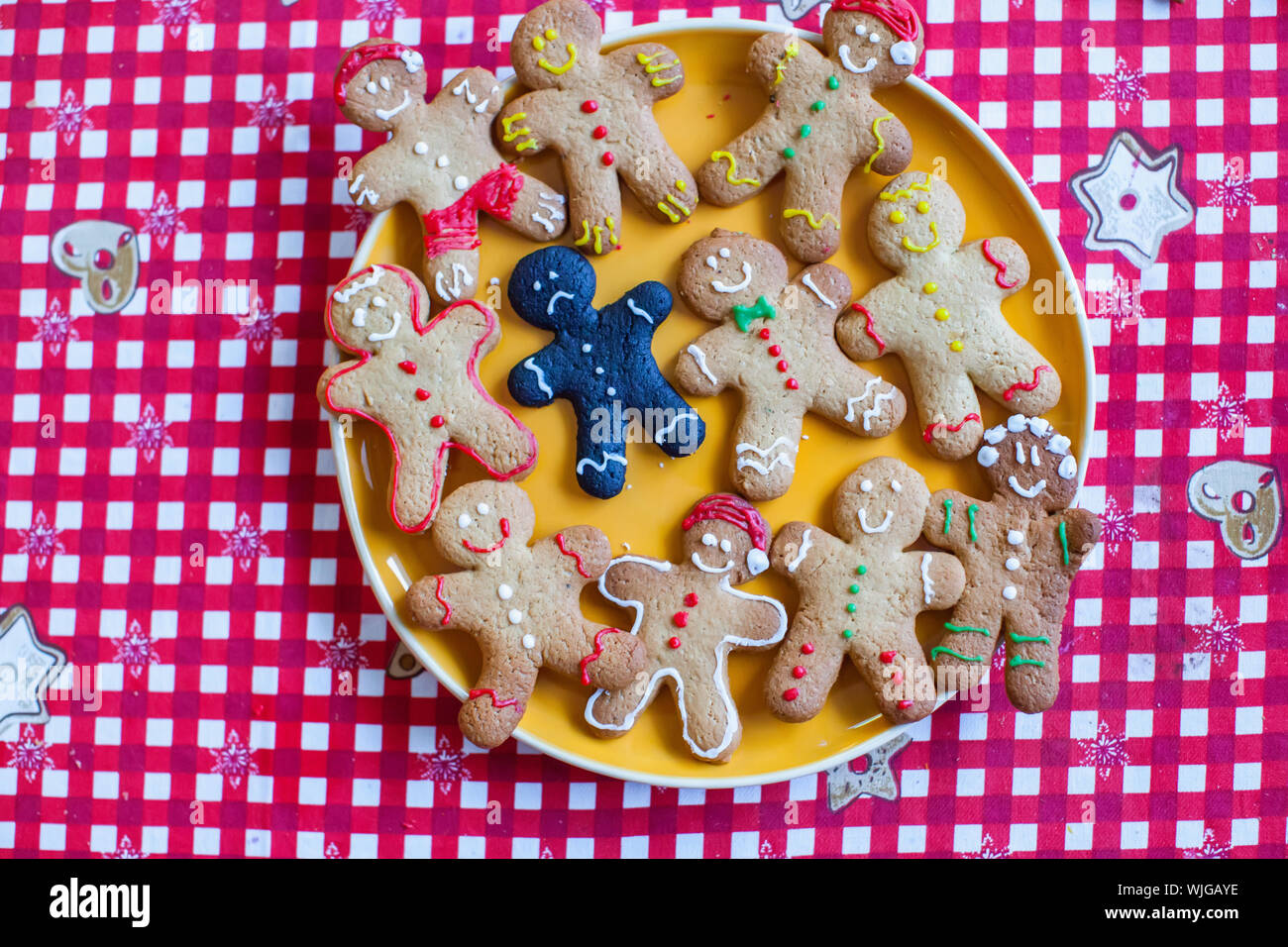 Gingerbread family sad hi-res stock photography and images - Alamy