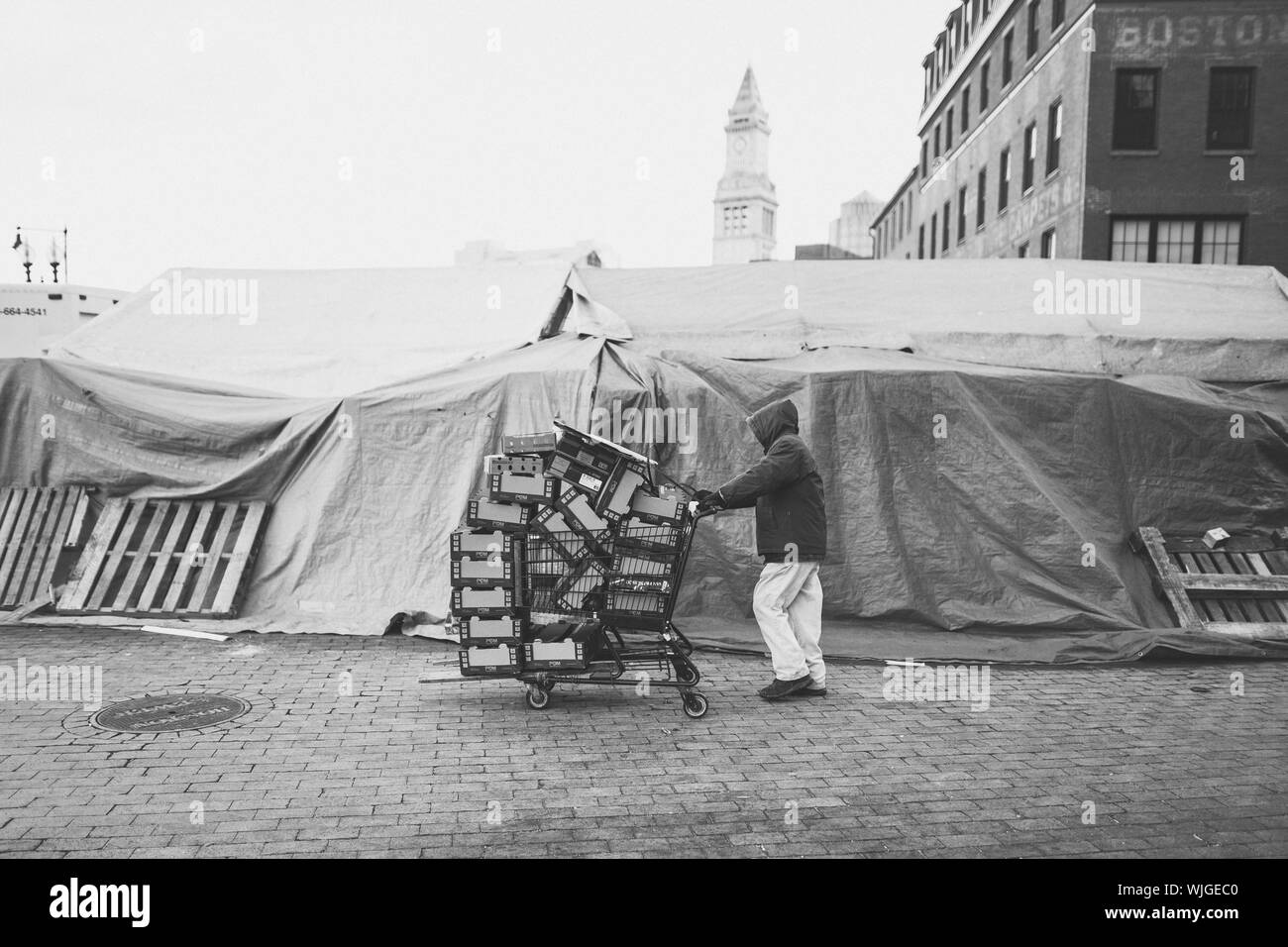 Man carrying boxes hi-res stock photography and images - Alamy