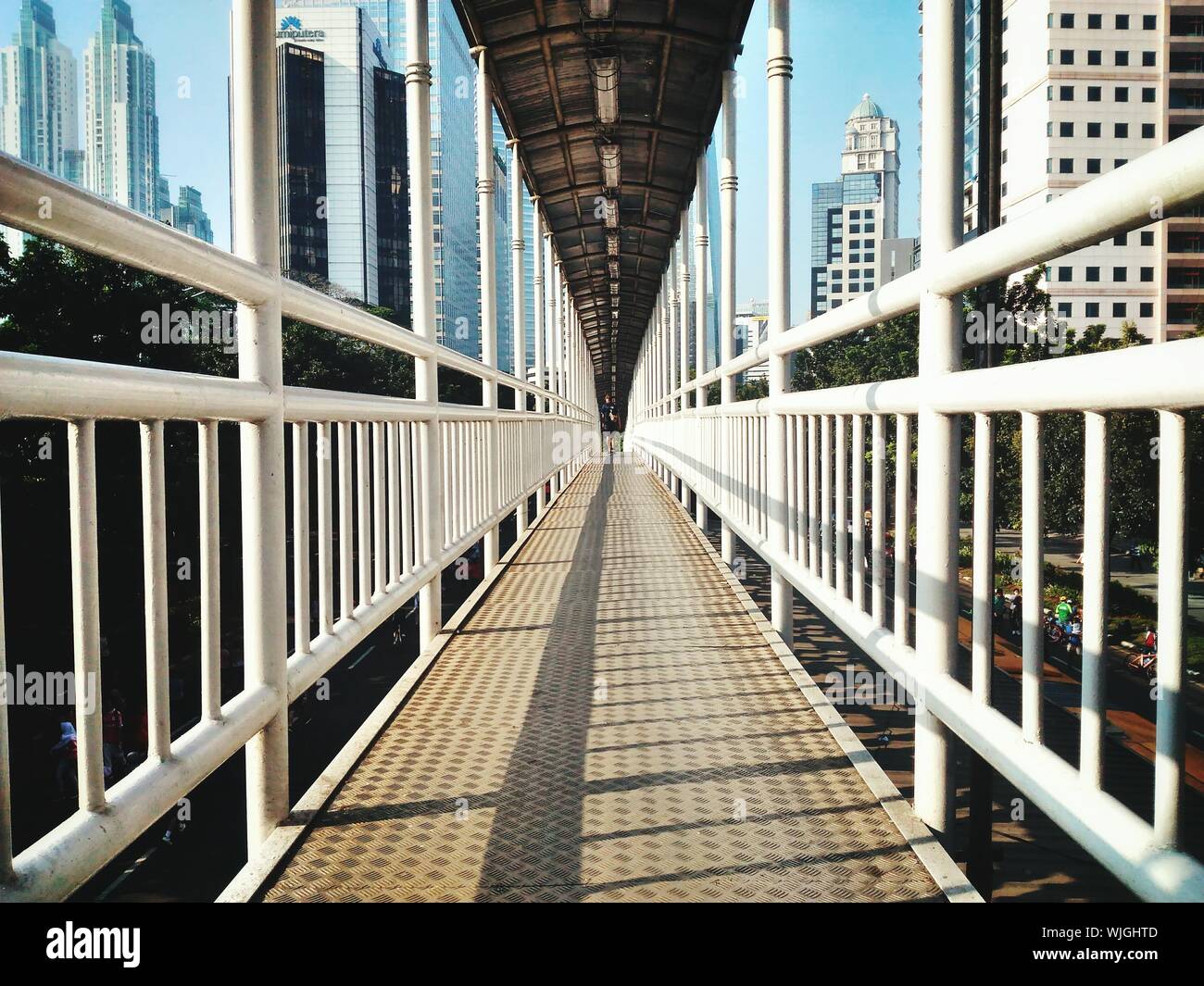 Modern city footbridge hi-res stock photography and images - Alamy