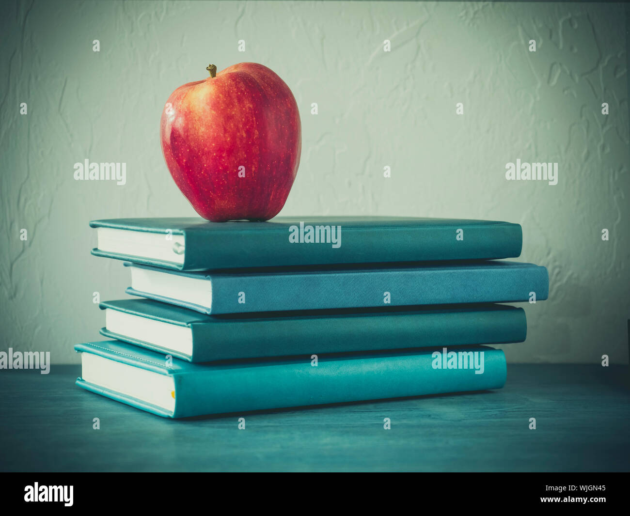 Apple books hi-res stock photography and images - Alamy