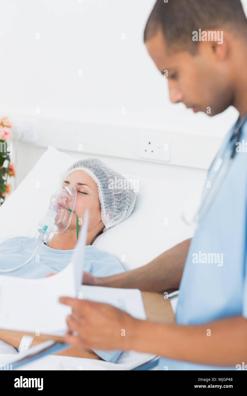 Side view of a doctor visiting patient in the hospital Stock Photo - Alamy