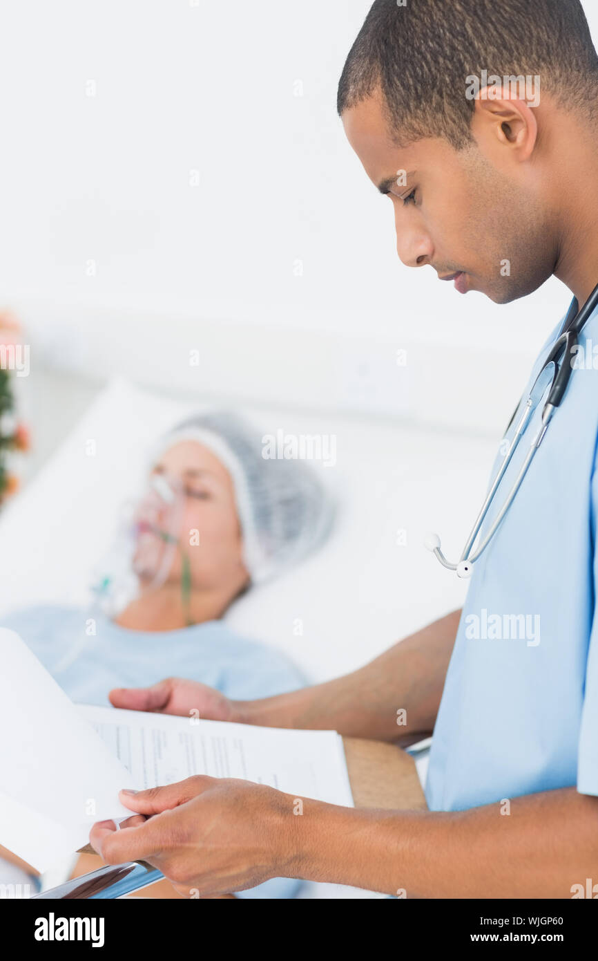 Side view of a doctor visiting patient in the hospital Stock Photo - Alamy