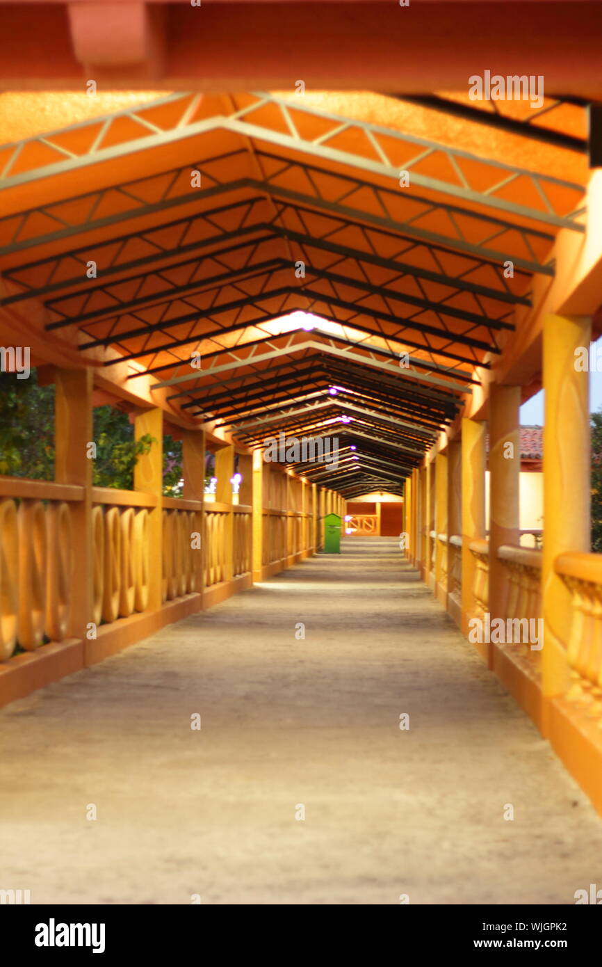Covered column walkway hi-res stock photography and images - Alamy