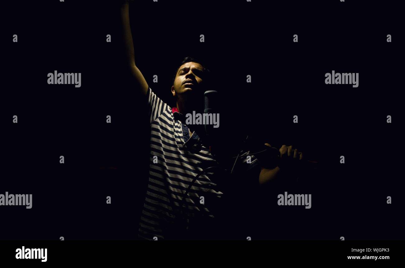Studio dark hi-res stock photography and images - Alamy