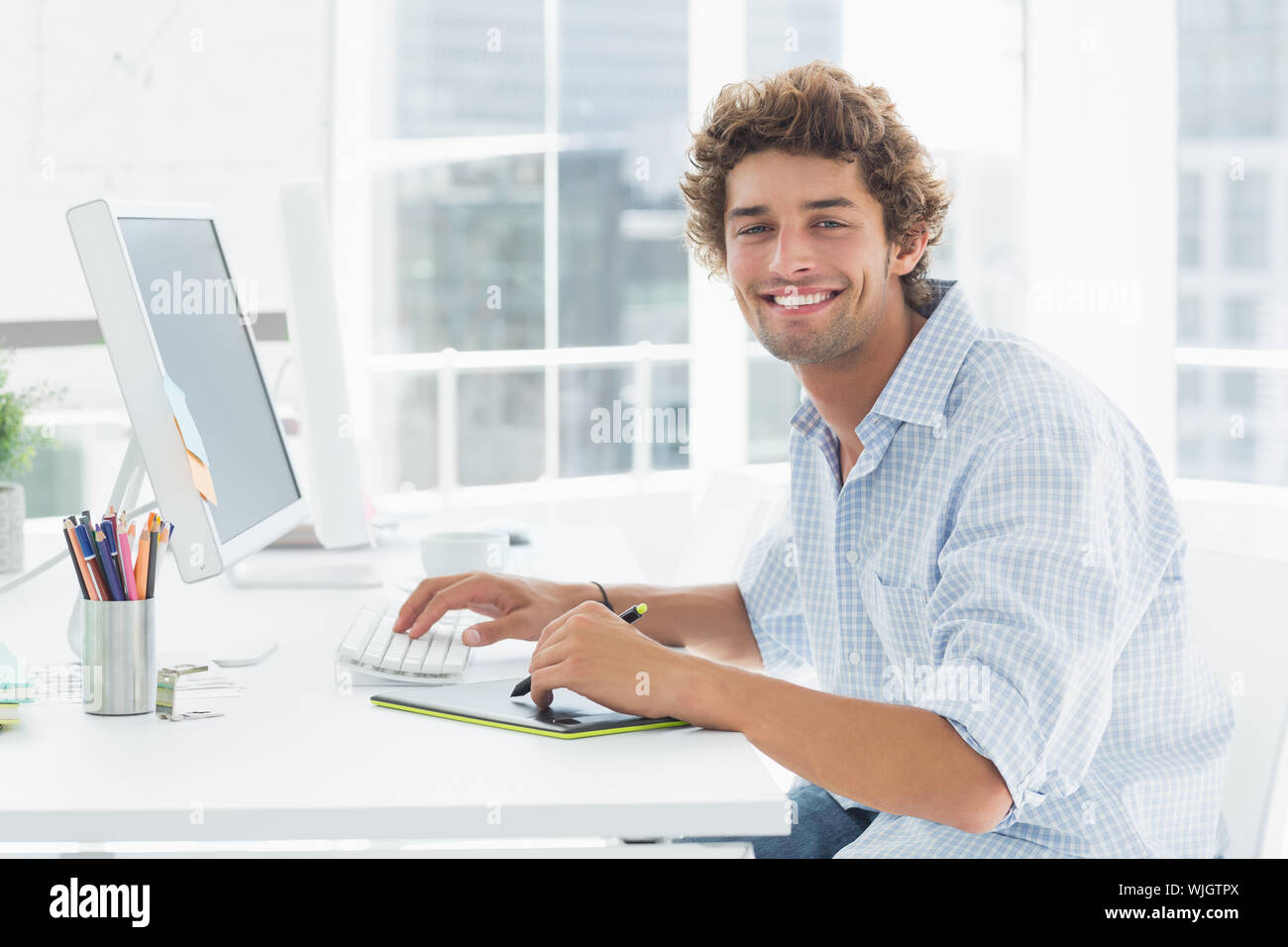Man drawing something on tablet hi-res stock photography and images - Alamy
