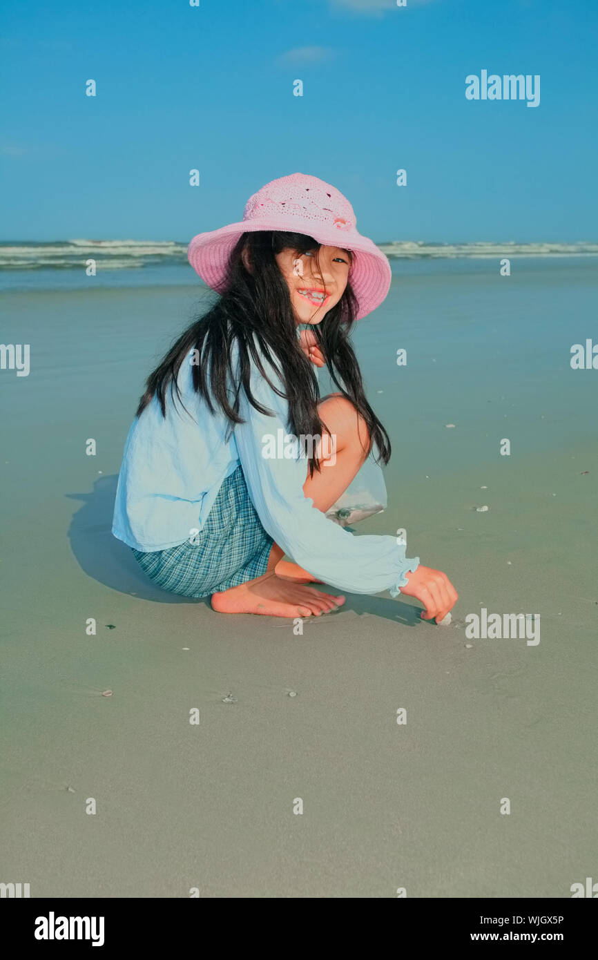 Child searching shells hi-res stock photography and images - Alamy