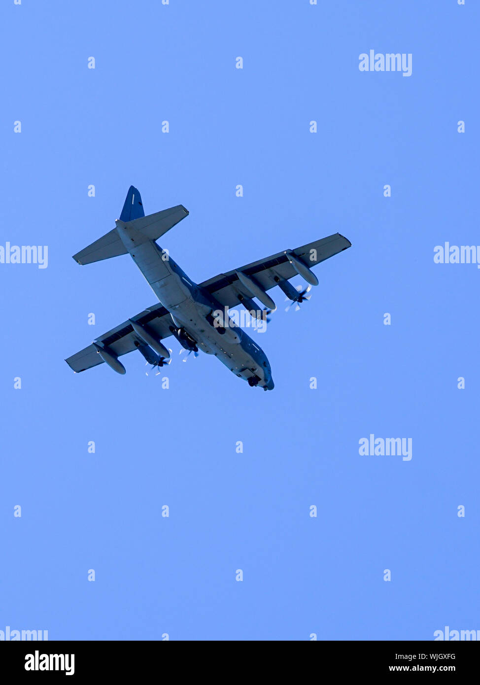 Grey propeller plane hi-res stock photography and images - Alamy