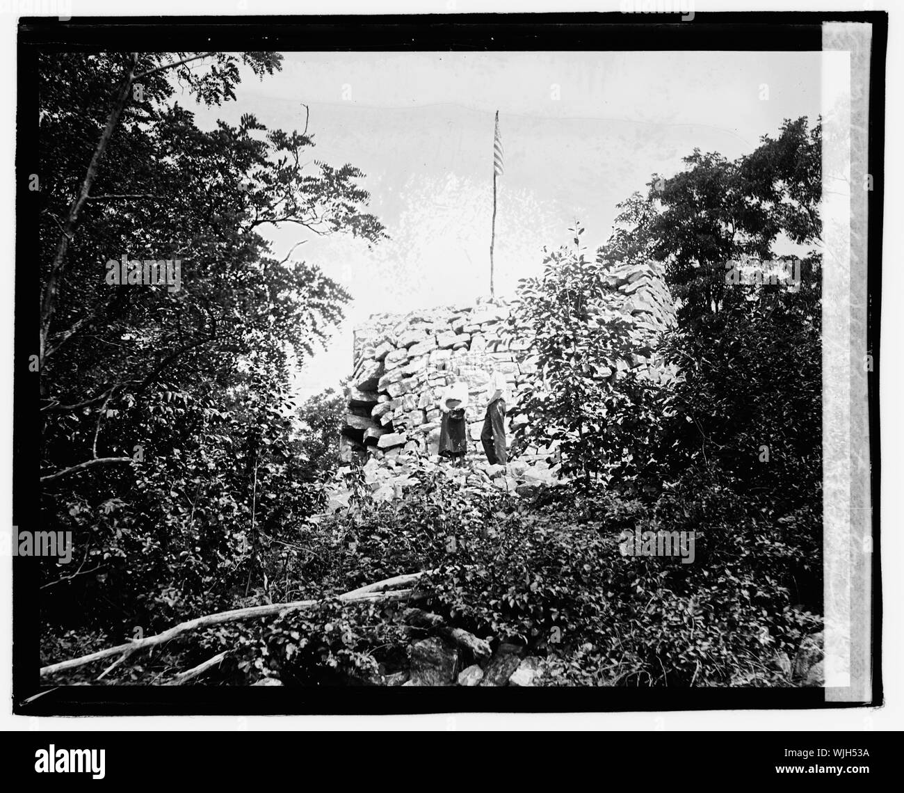 Herald Sheperdstown Tour, Geo. Washington Monument Stock Photo - Alamy