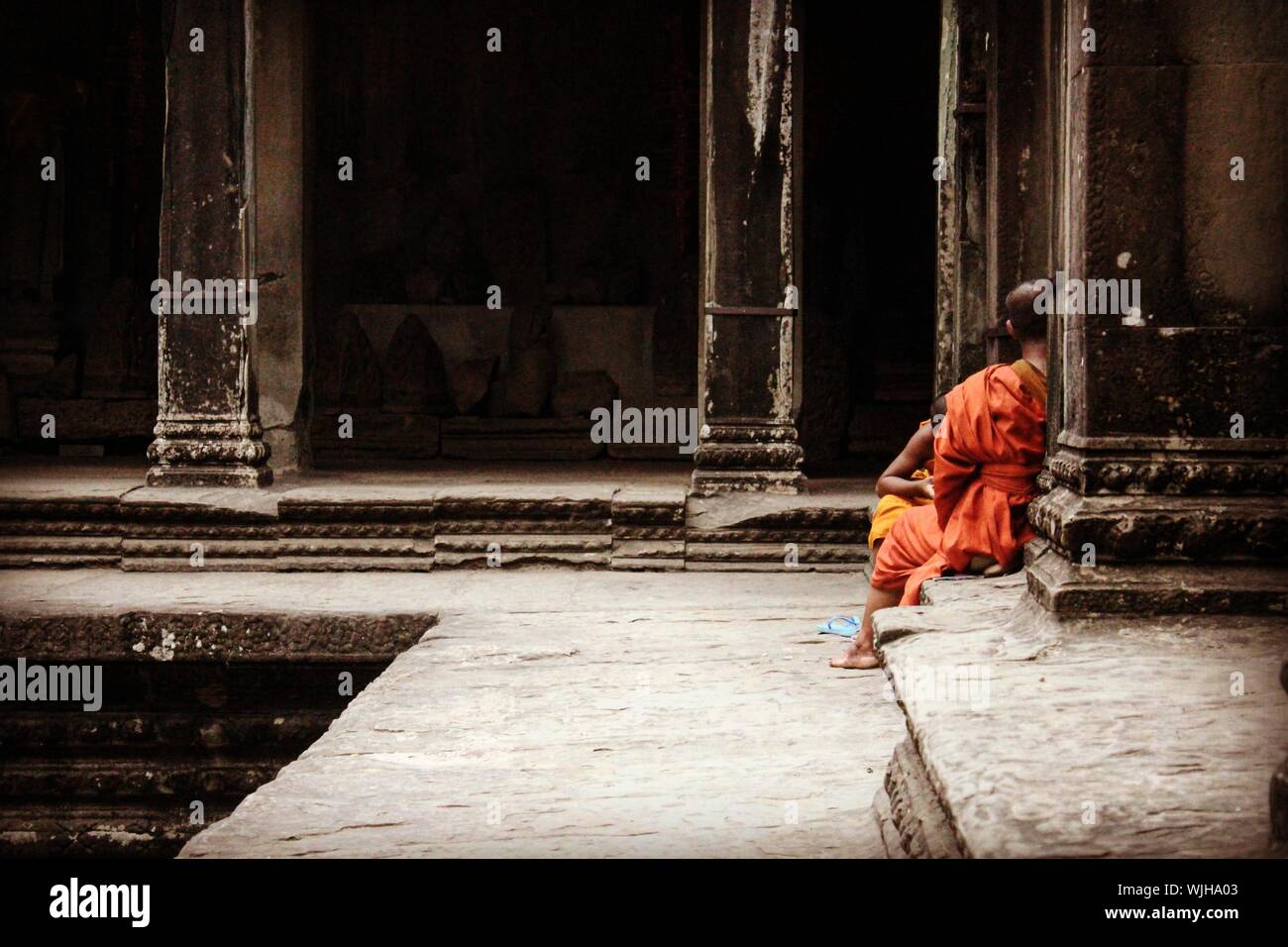 Sitting monks hi-res stock photography and images - Alamy