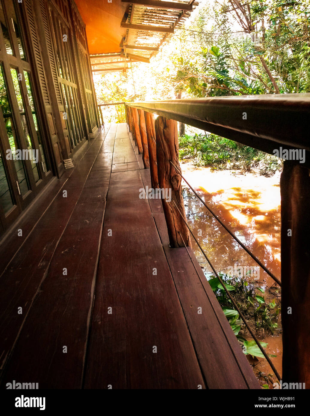 House with pond hi-res stock photography and images - Alamy