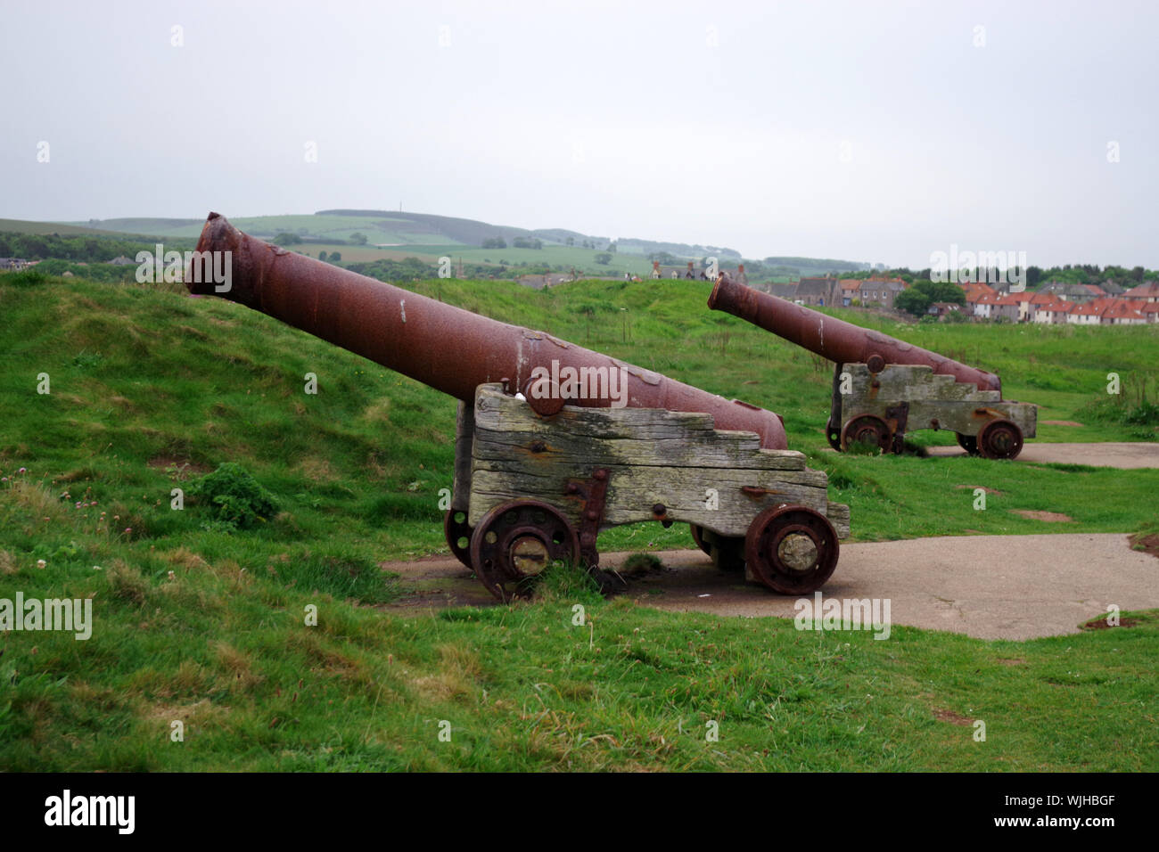 Cannons on the Cliffs at Eyemouth, Kings Mount, site of an artillery ...