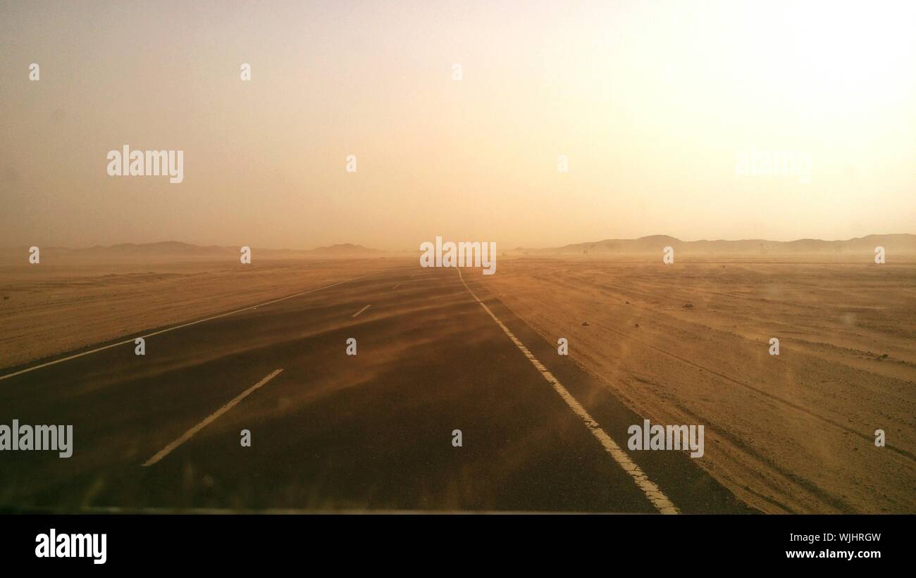 Sandstorm desert hi-res stock photography and images - Alamy