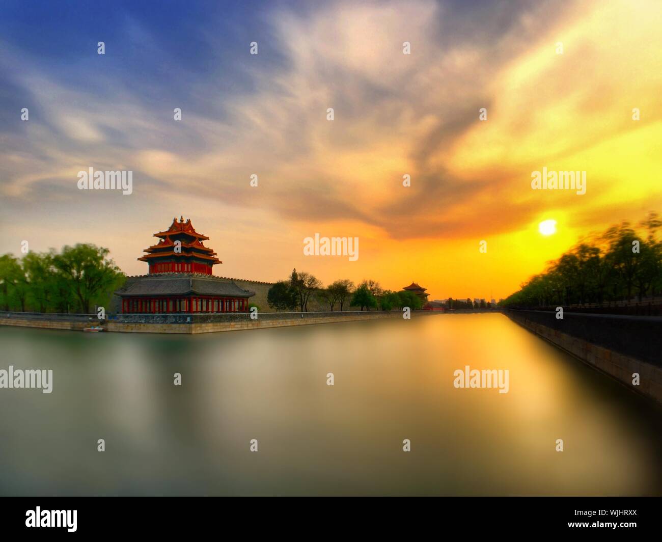 Building with moat hi-res stock photography and images - Alamy