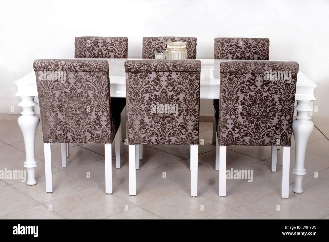 Modern dining table in an stylish neat and clean home Stock Photo - Alamy