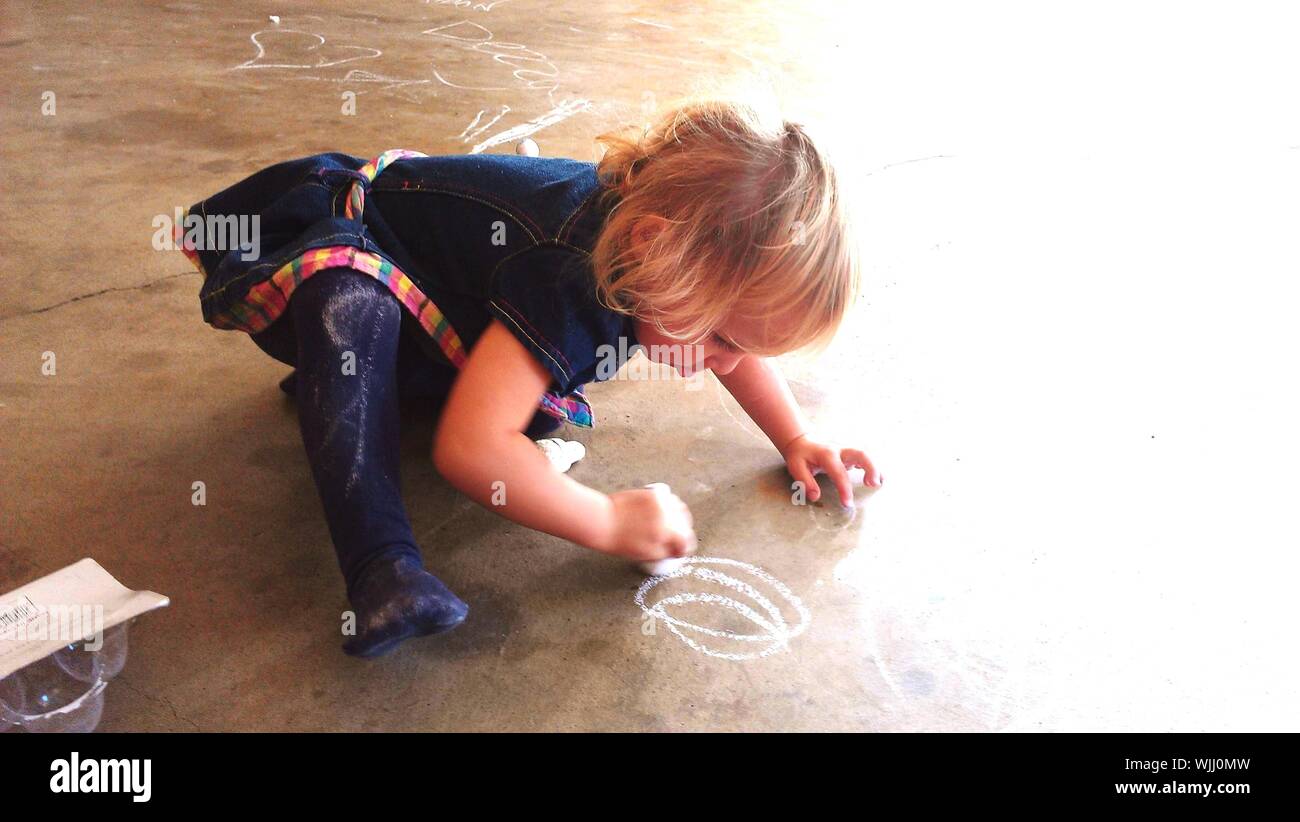 Children drawing floor hi-res stock photography and images - Alamy