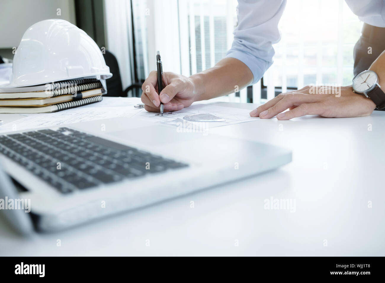 Body expert hi-res stock photography and images - Alamy