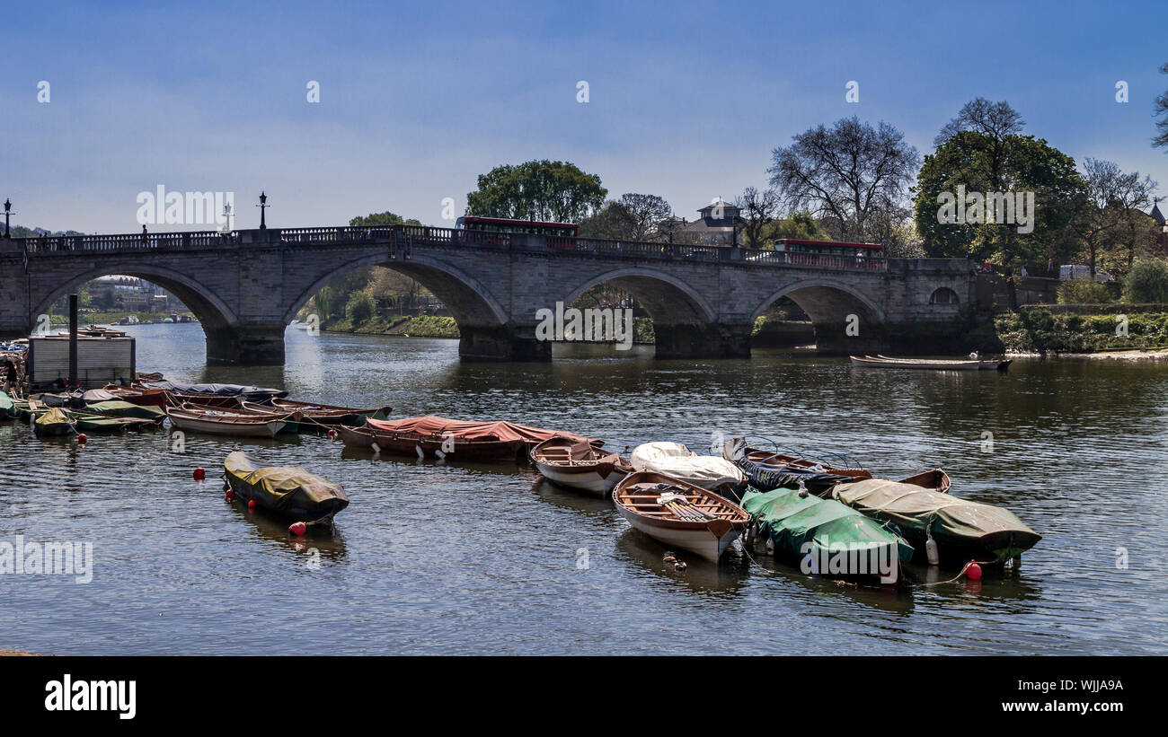 Boats river bridge hi-res stock photography and images - Alamy