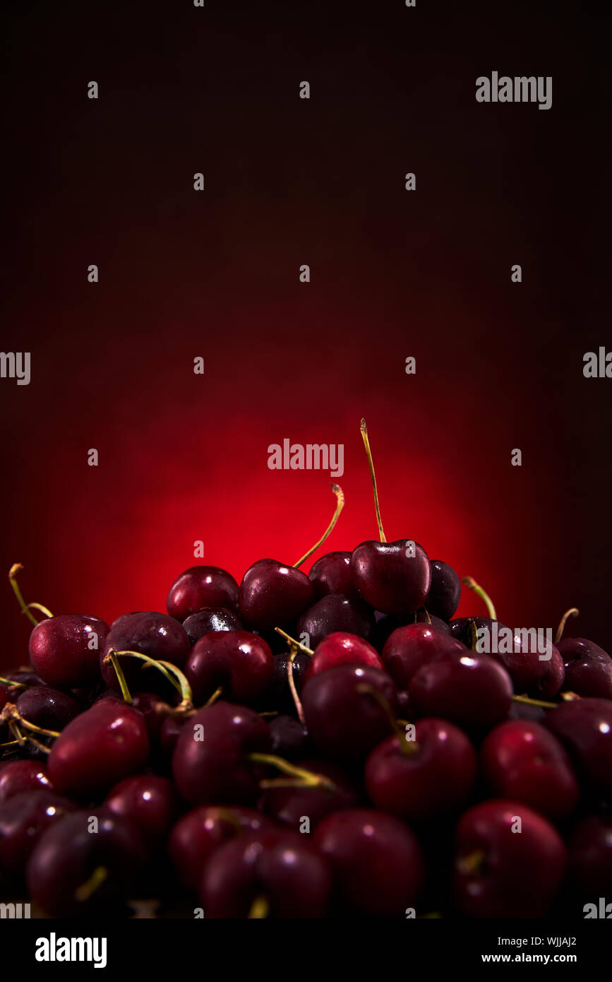 Deep red background hi-res stock photography and images - Alamy