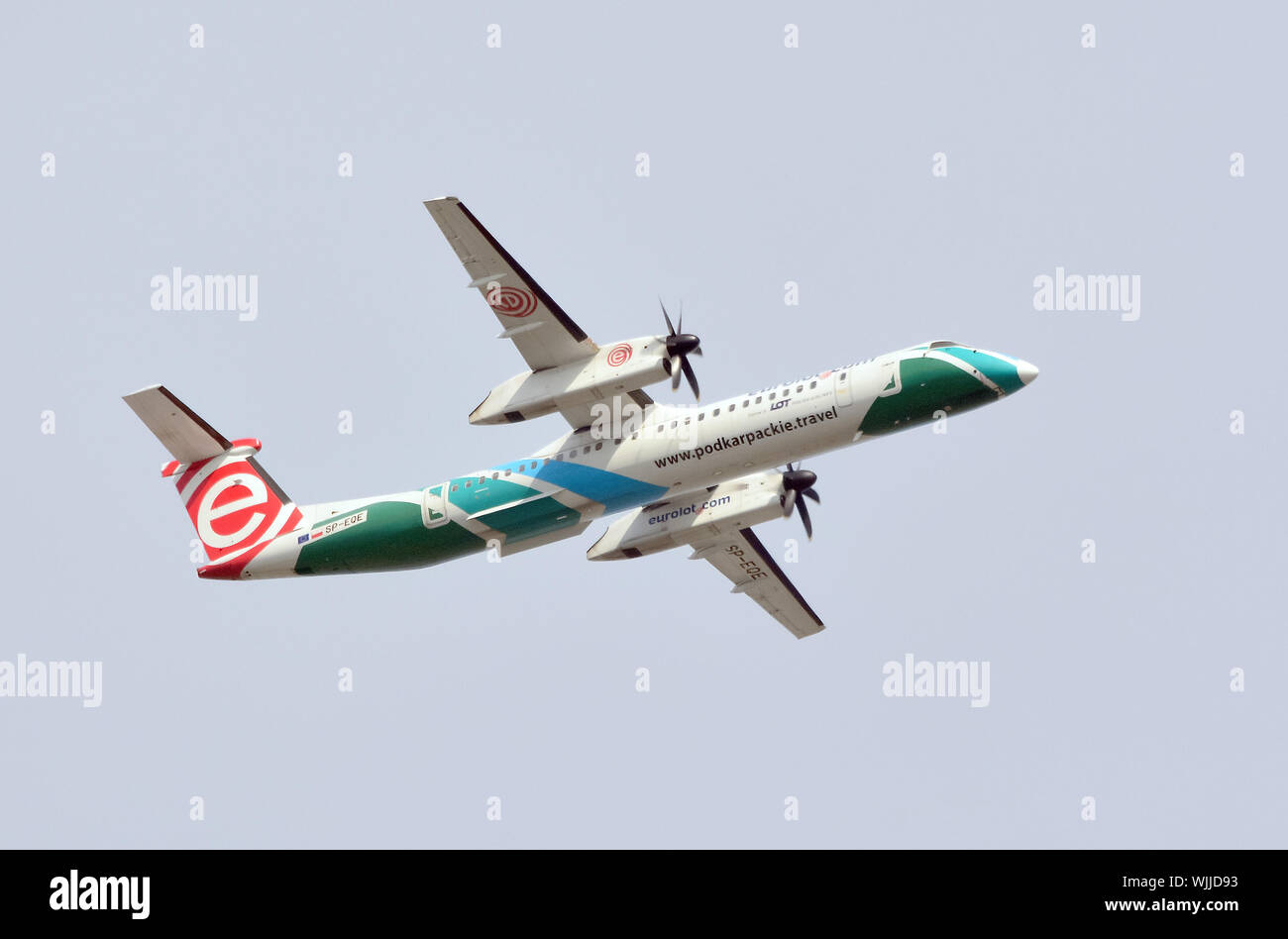 LOT - Bombardier Dash 8 Q400 airplane Stock Photo - Alamy