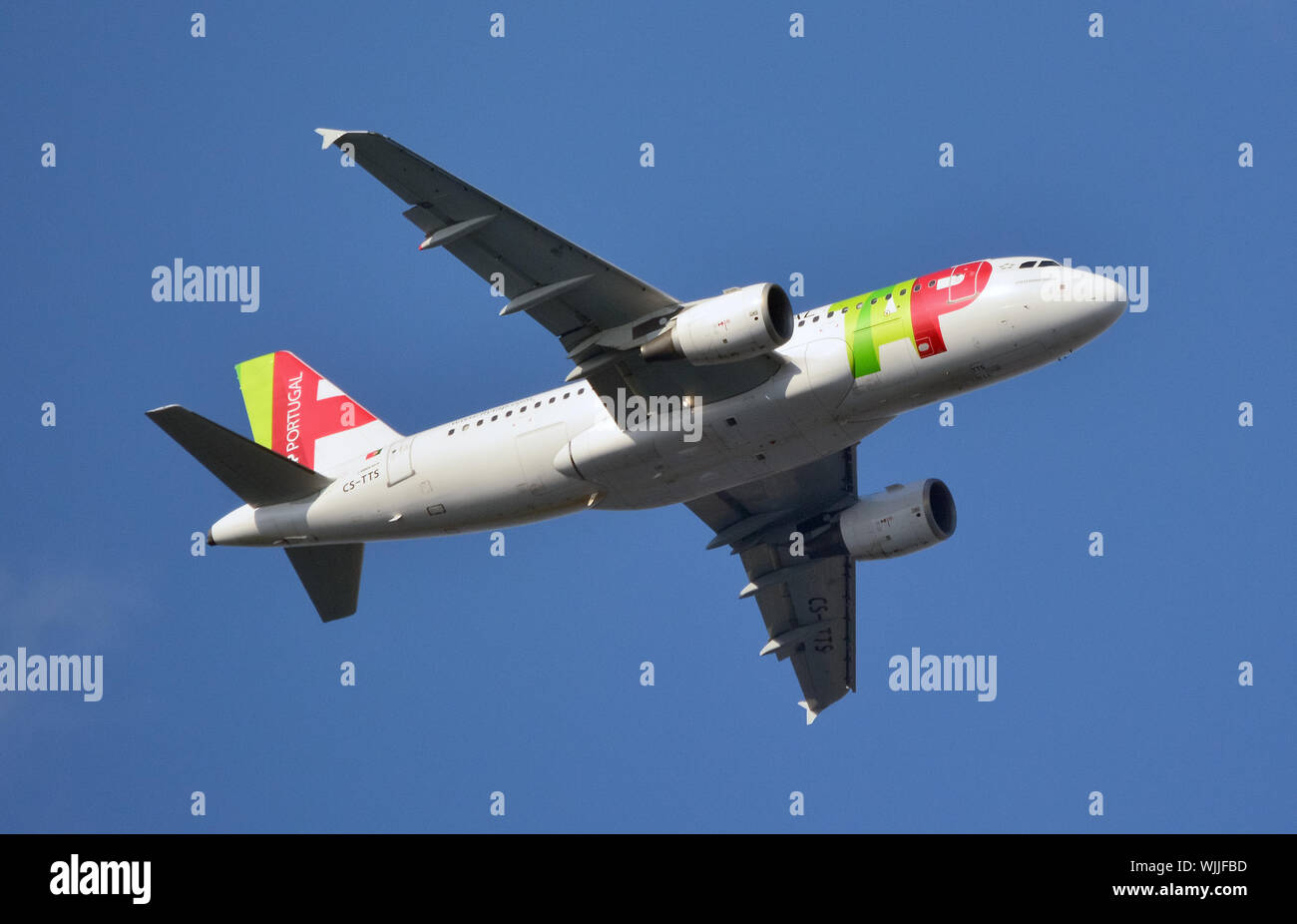 Tap air portugal avion hi-res stock photography and images - Alamy