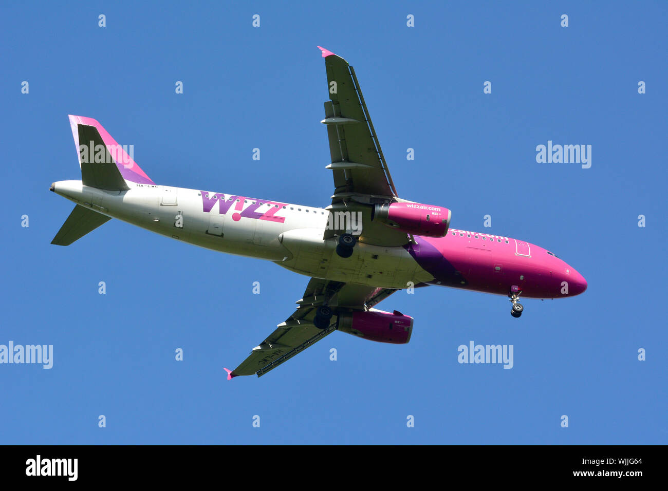 Wing engine wizzair plane hi-res stock photography and images - Alamy