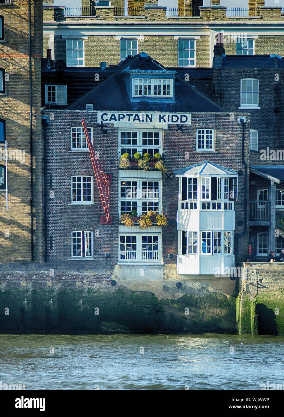 Thameside pubs riverside pubs hi-res stock photography and images - Alamy