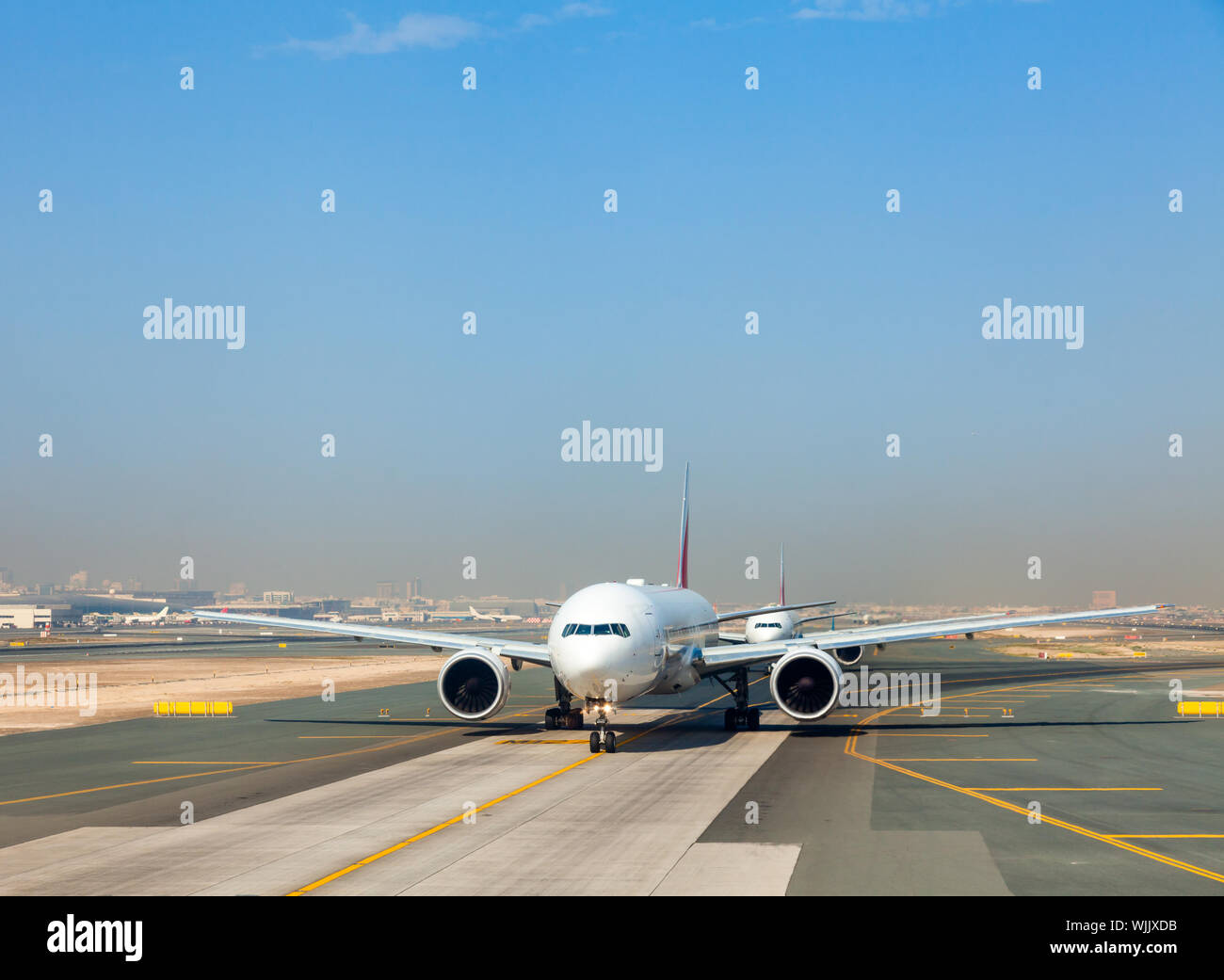 Airplanes waiting hi-res stock photography and images - Alamy