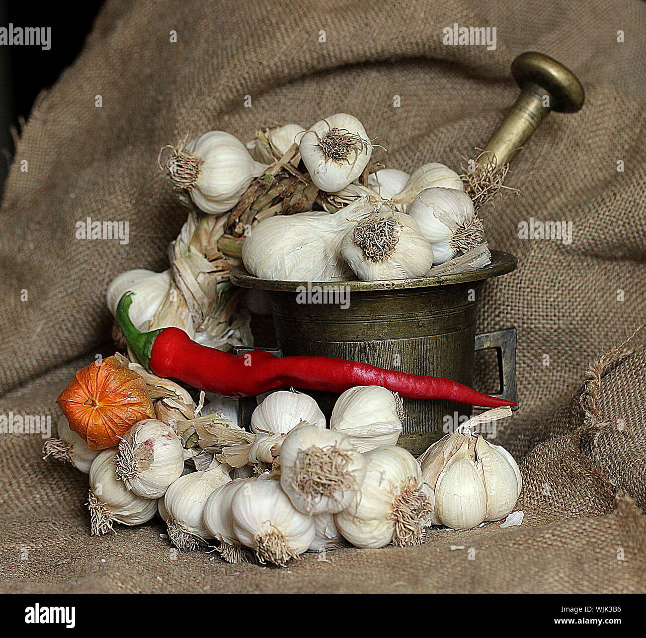 Garlic pestle and mortar hi-res stock photography and images - Alamy