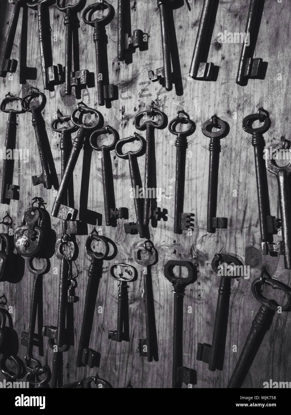 Old key wall hanging hi-res stock photography and images - Alamy