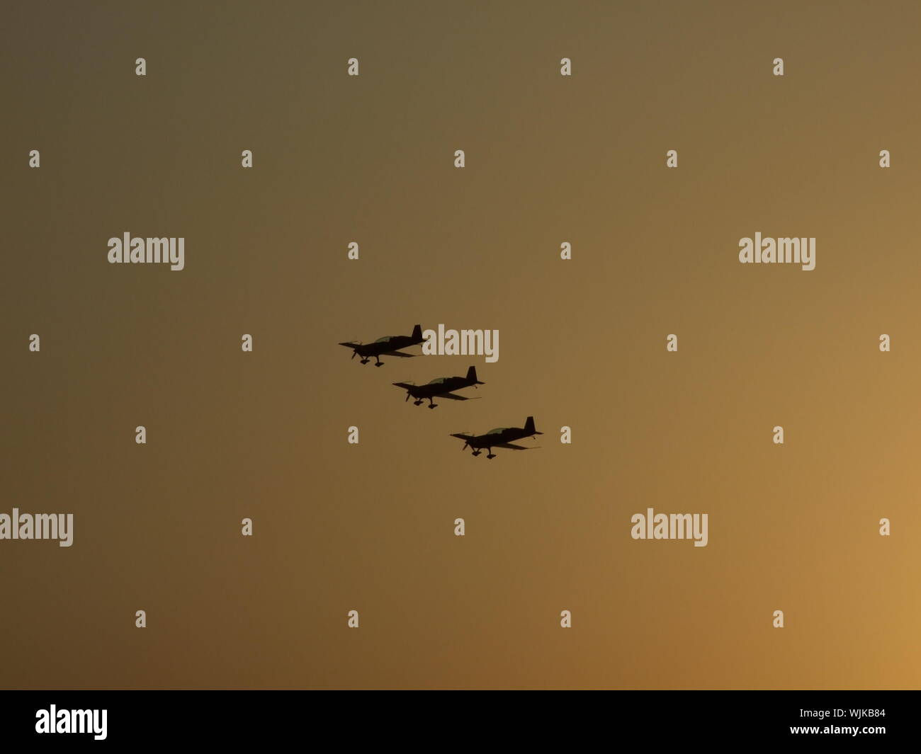 Planes flying hi-res stock photography and images - Alamy
