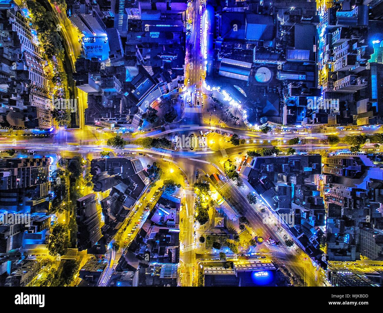 City intersection night hi-res stock photography and images - Alamy