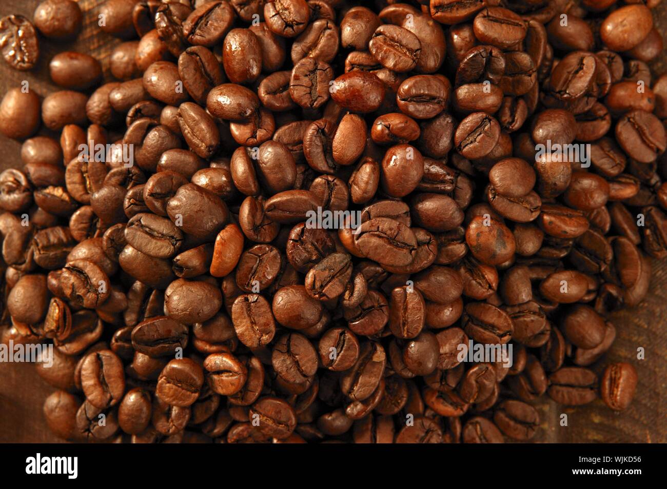 Toasted coffe beans texture under golden light Stock Photo - Alamy