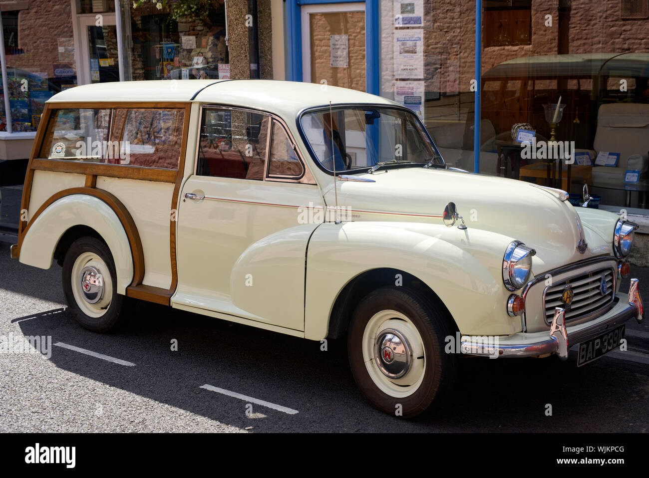 Front view of a Morris Minor Estate 1000 1971 Stock Photo - Alamy