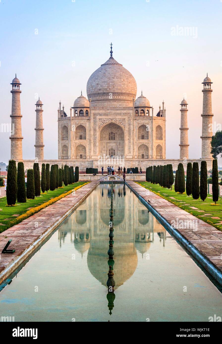 Taj mahal reflection pool hi-res stock photography and images - Alamy