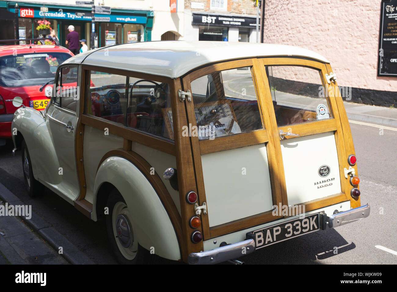 Rear view of a Morris Minor Estate 1000 1971 Stock Photo - Alamy