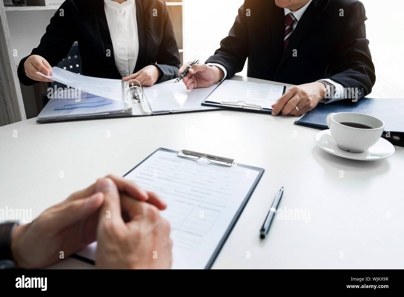 Lawyer client courtroom hi-res stock photography and images - Alamy