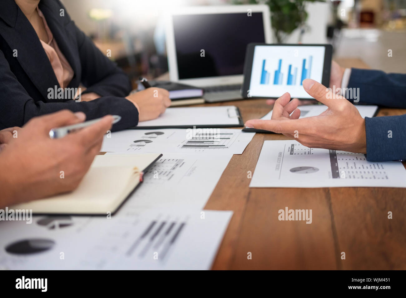 Business people at desk hi-res stock photography and images - Alamy