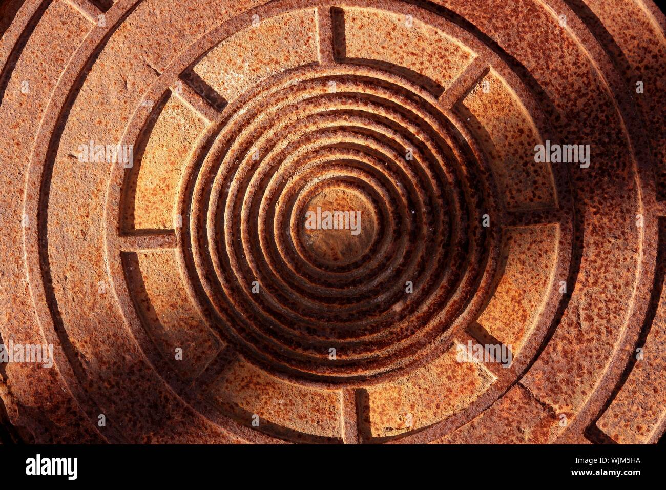 Round rusty metal top, texture orange background Stock Photo - Alamy