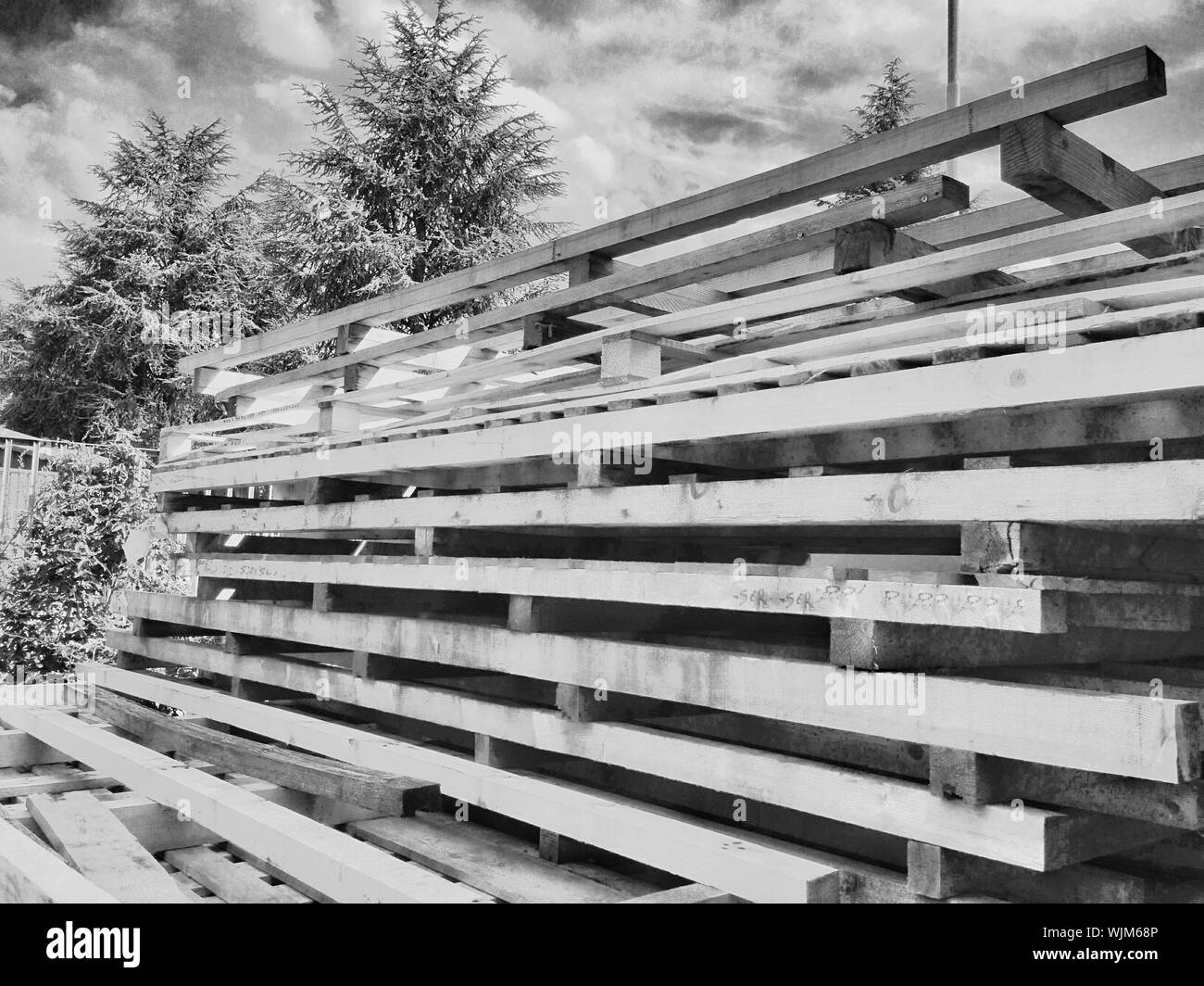 Stack wooden pallets hi-res stock photography and images - Alamy