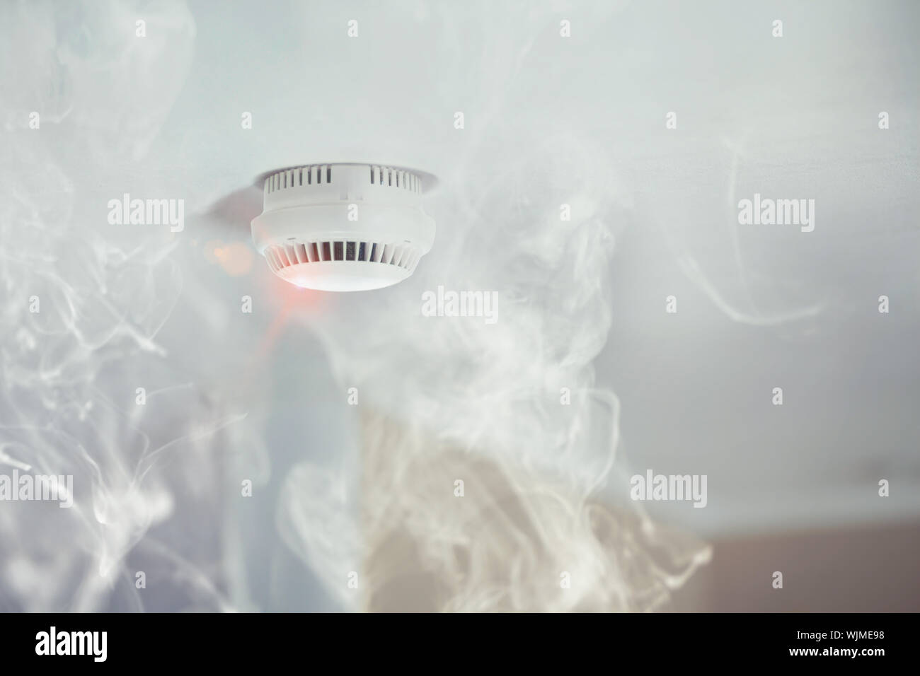 Smoke detector on ceiling hi-res stock photography and images - Alamy