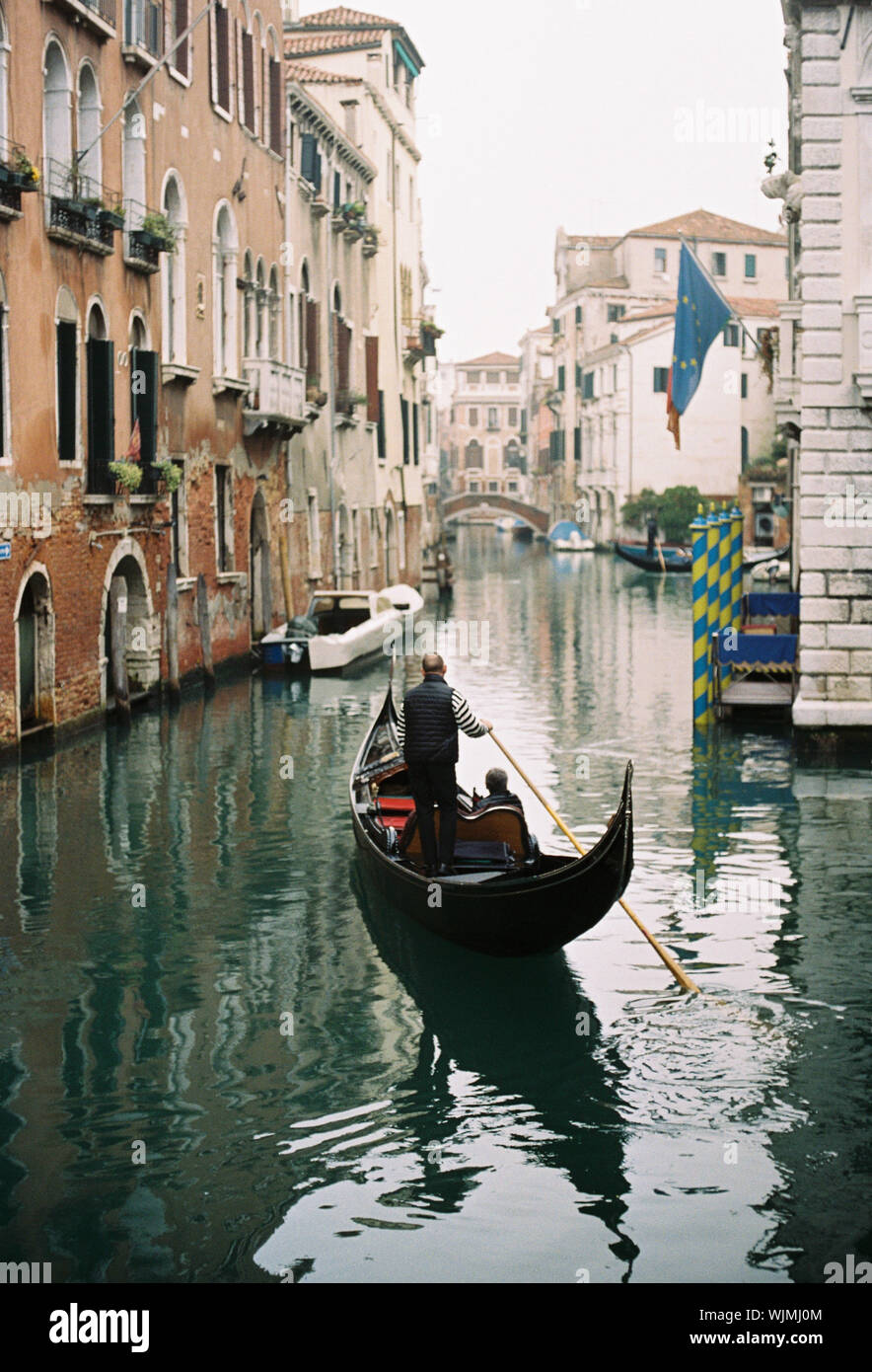 Man rowing gondola hi-res stock photography and images - Alamy